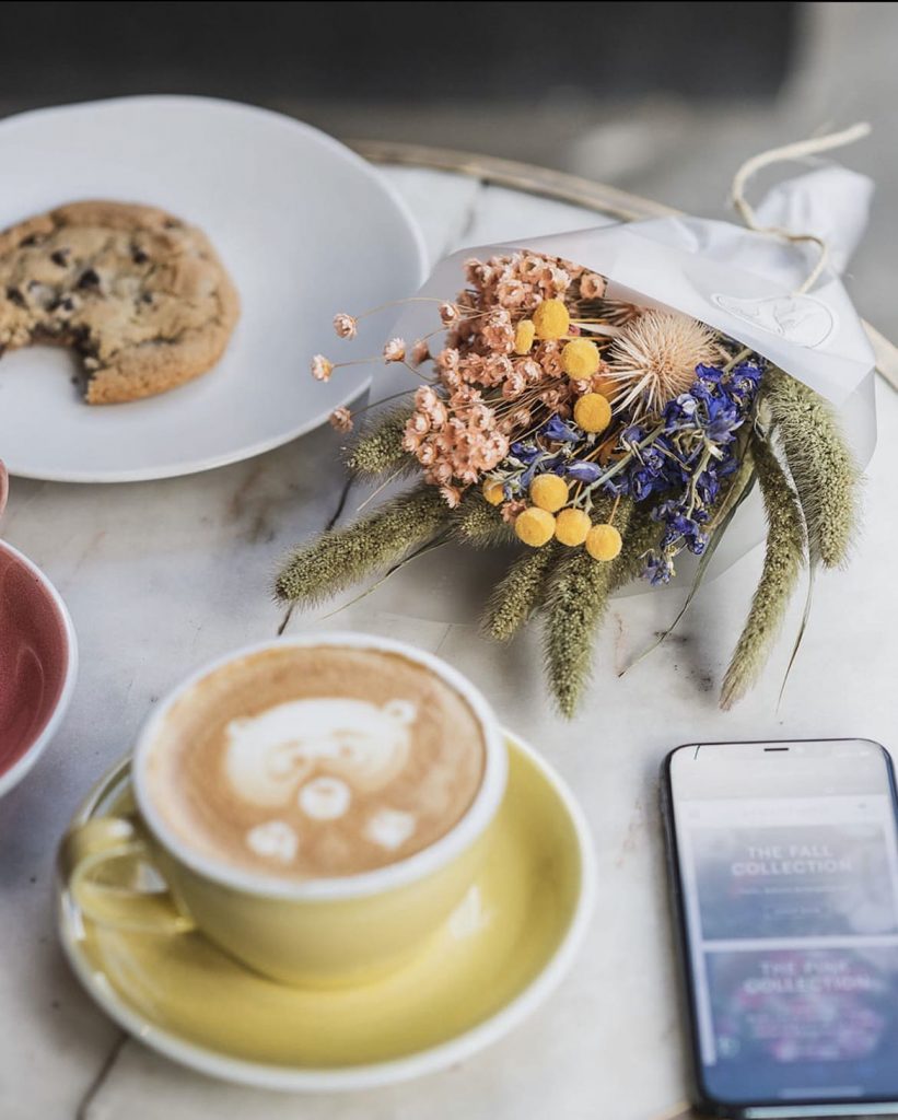 Flores y café, revolución en las redes - The Showroom Mag