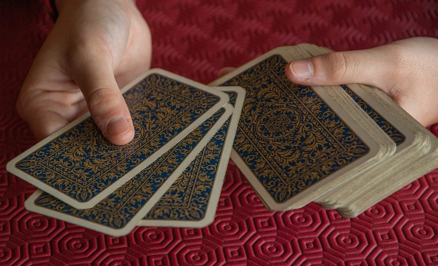 Juegos de cartas divertidos para montar planes en casa - The Showroom Mag